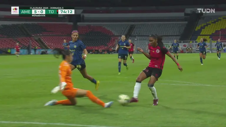 ¿A dónde vas Joselyn? Itzel achica muy bien y no deja pasar el balón ...