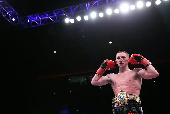 James Dickens salió exitoso de la cirugía en la mandíbula que le rompió ...