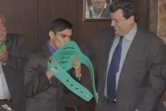Pedro Guevara recibió el cinturón que lo acredita como campeón mundial ...