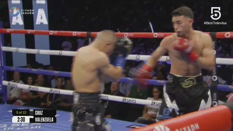 Round 5: Valenzuela conecta con poder al cuerpo del Pitbull | TUDN ...