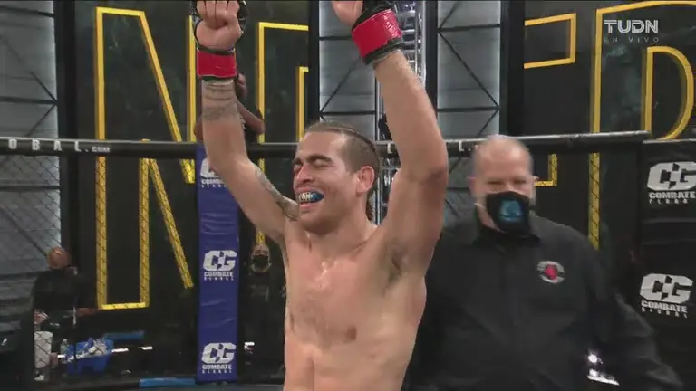 Daniel Matos, con el brazo en alto sobre Danny Ramírez en las tarjetas ...