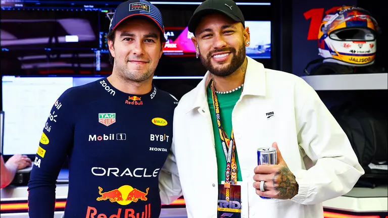 'Checo' Pérez recibió la visita de Neymar Jr. en los pits del GP de Bahréin | TUDN Fórmula 1 | TUDN