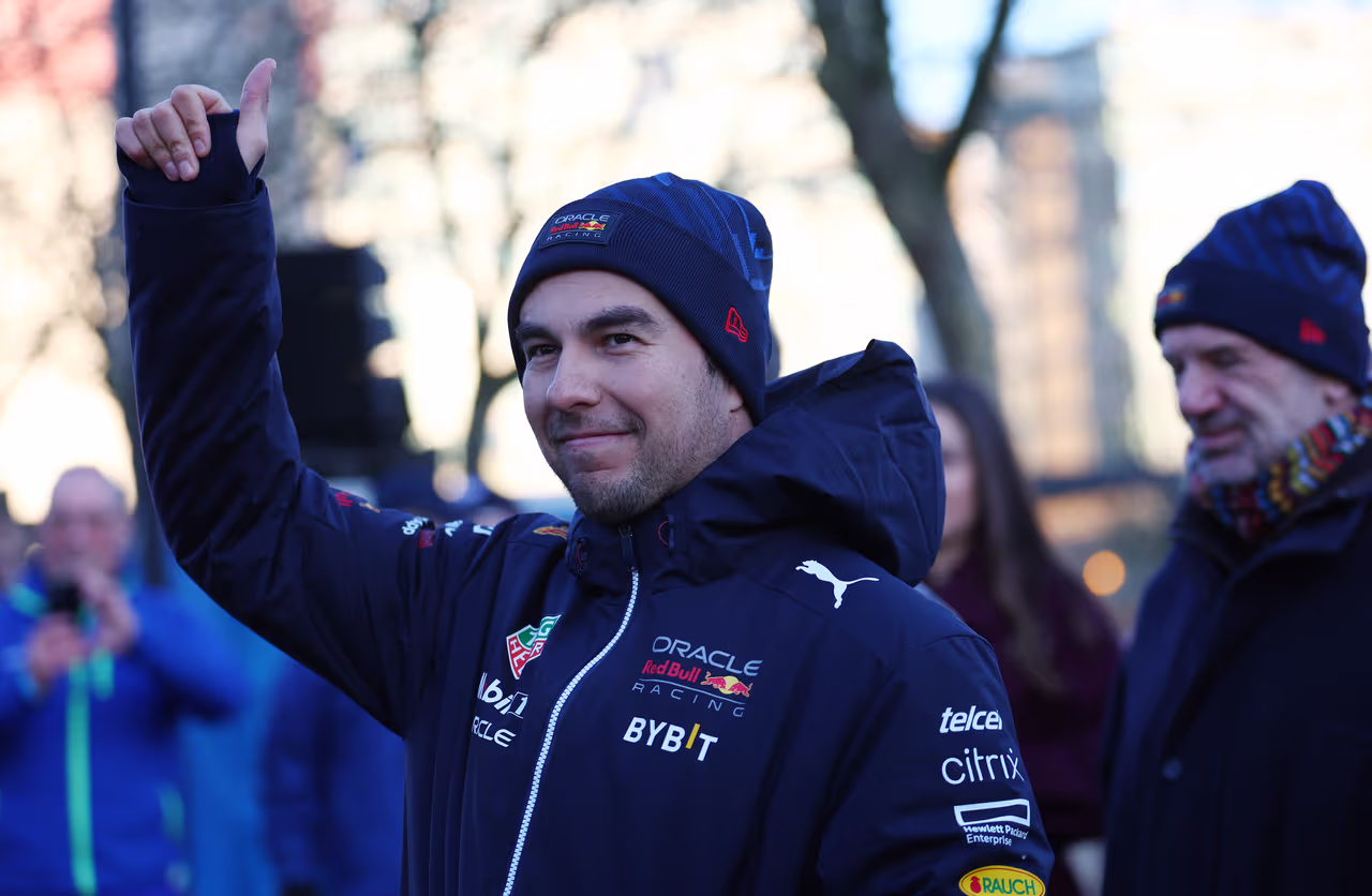Fanática recibe una figura de cartón de Sergio 'Checo' Pérez, estalla ...