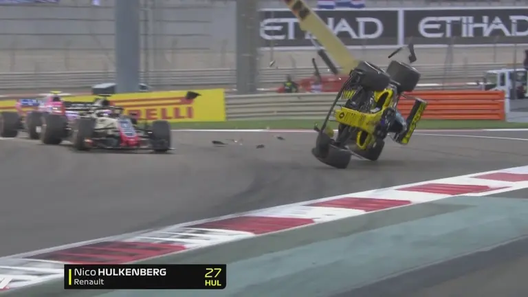 ¡Qué susto! Hulkenberg salió volando y dio un giro mortal en ...