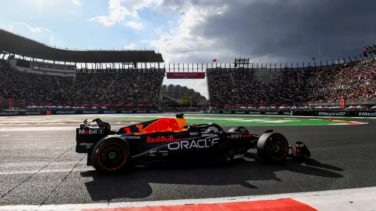 Verstappen repite mejor tiempo en P2; Checo en quinto | TUDN Fórmula 1 ...