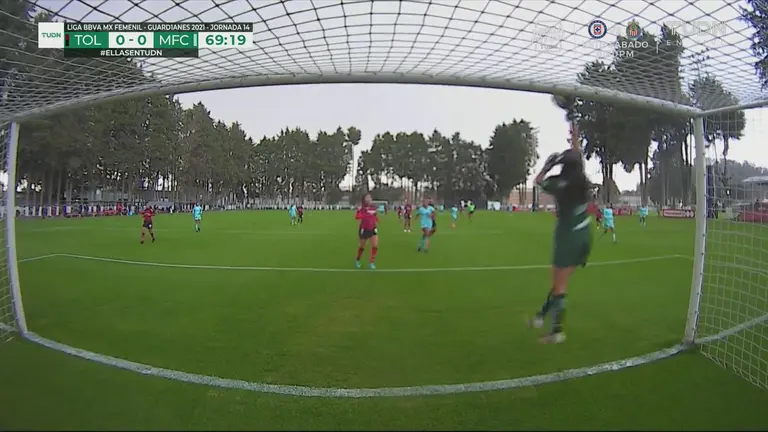 ¡Casi hace un autogolazo! Arlett Tovar estrella su despeje en el poste | TUDN Liga MX Femenil | TUDN