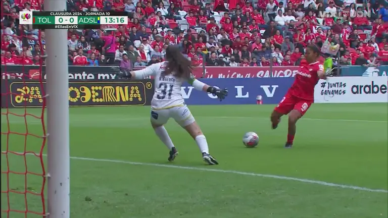 ¡Con resortes en las piernas! Buenfil arrebata otro intento de gol ...