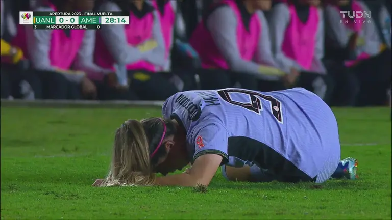 Contacto en la disputa por el balón deja mal a Katty Martínez | TUDN ...