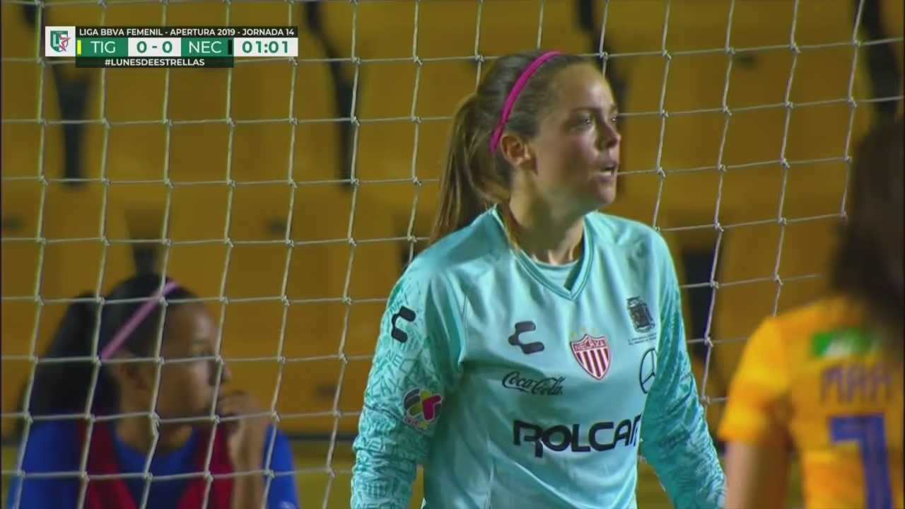Gran atajada de Balbina Treviño, portera de Necaxa, para evitar el gol ...