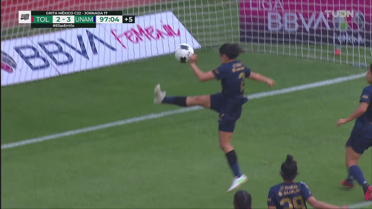 ¡Increíble! Dirce desvía en la línea el tiro, pero con mano polémica ...