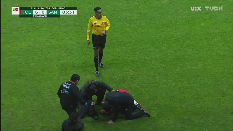 La asistencia médica entra a la cancha para revisar a Woch por golpe ...