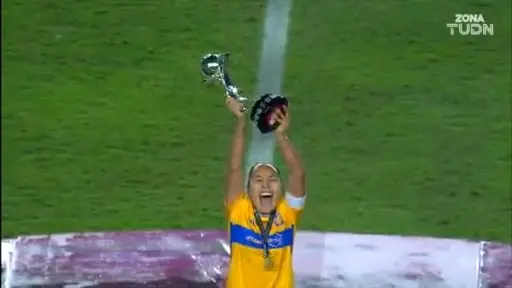 ¡Liliana Mercado presume en todo lo alto el trofeo de Campeonas! | TUDN Liga MX Femenil | TUDN