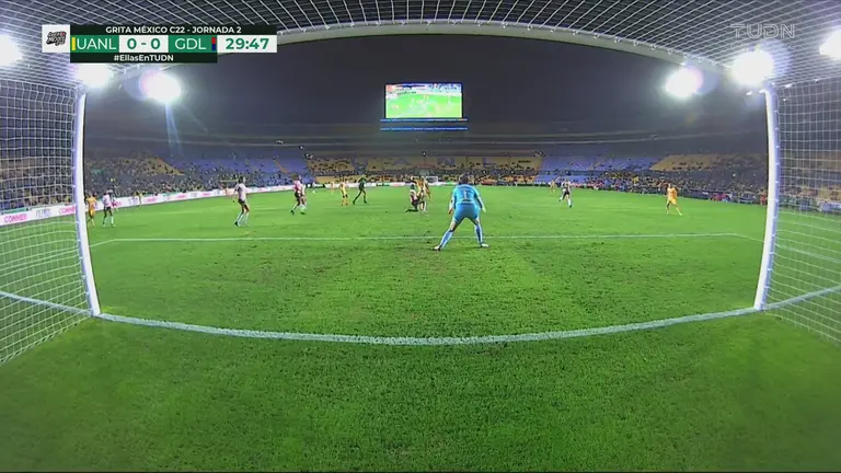 ¡Media vuelta peligrosa! Chivas neutraliza tiro de Uche Kanu | TUDN ...