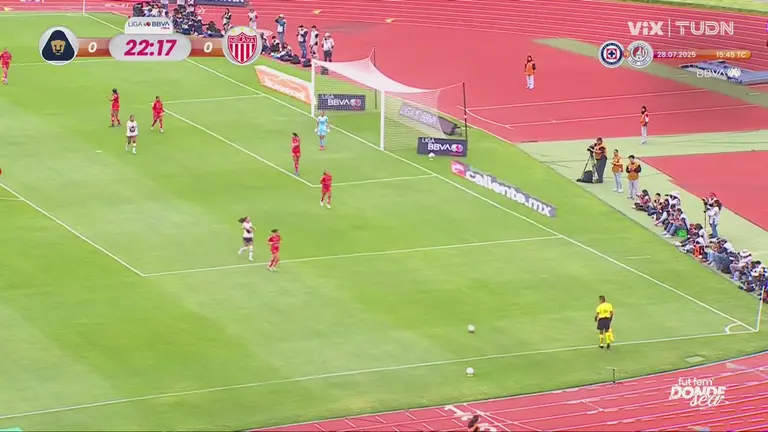 Pumas lo intenta pero el disparo de Ximena Ríos se va por un costado de ...