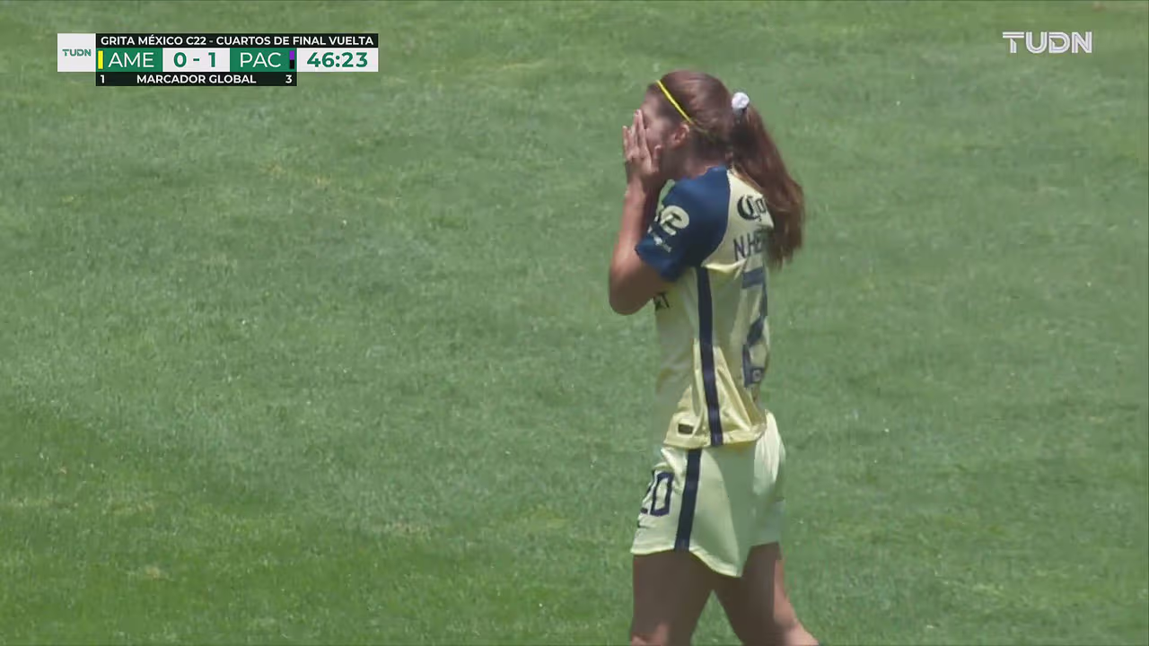 ¡Se pierde el gol! Nicolette Hernández recibe en el área y vuela el ...