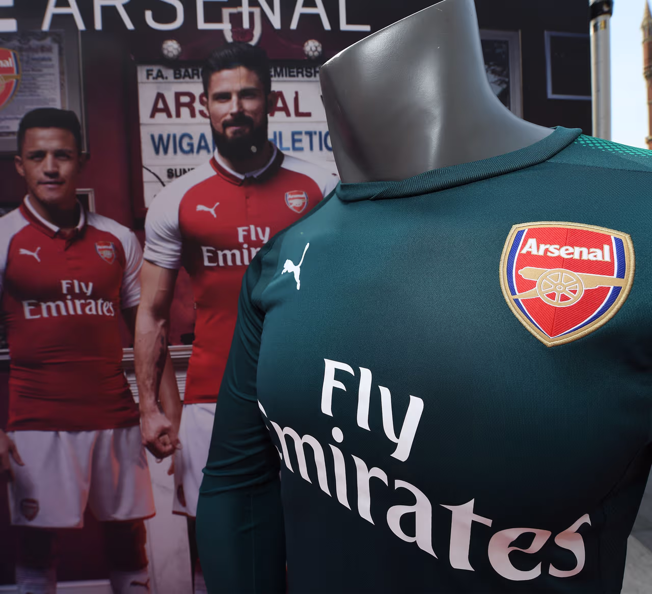 Arsenal presentó su nueva indumentaria para la temporada 2017/18 | TUDN ...