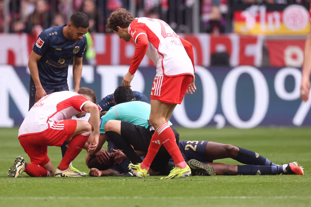 Árbitro le salva la vida a futbolista en pleno partido ante el Bayern ...