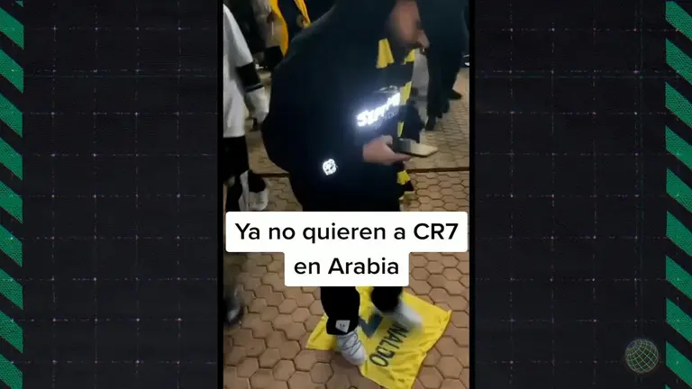 La camiseta de Cristiano Ronaldo es pisoteada por aficionados árabes ...