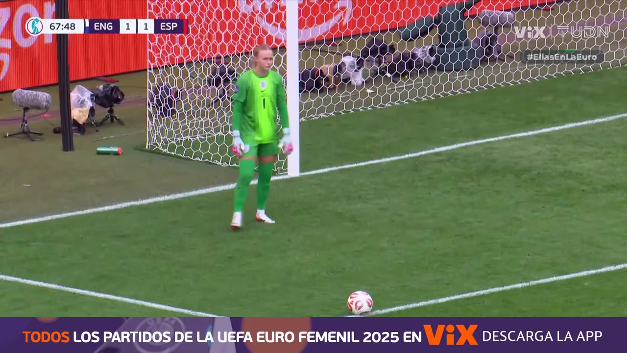 Cata Coll salva a España, ataja de buena manera el disparo de Chloe ...