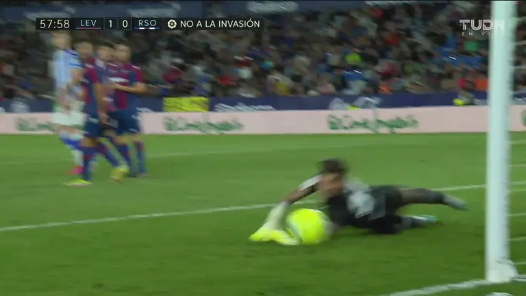 ¡Cerca la bala! Diego Rico saca riflazo que hace temblar al Levante ...