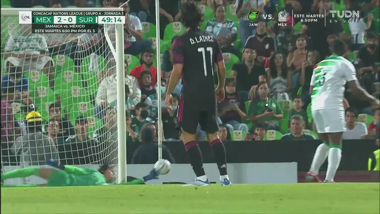 ¡Con las uñas! Disparo de Pinas que supera a la zaga y Acevedo la saca ...