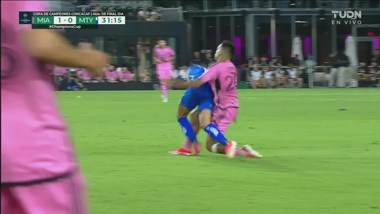 ¡Choque de trenes! Gómez y Meza luchan el balón y acaban lesionados | TUDN Concacaf Champions ...