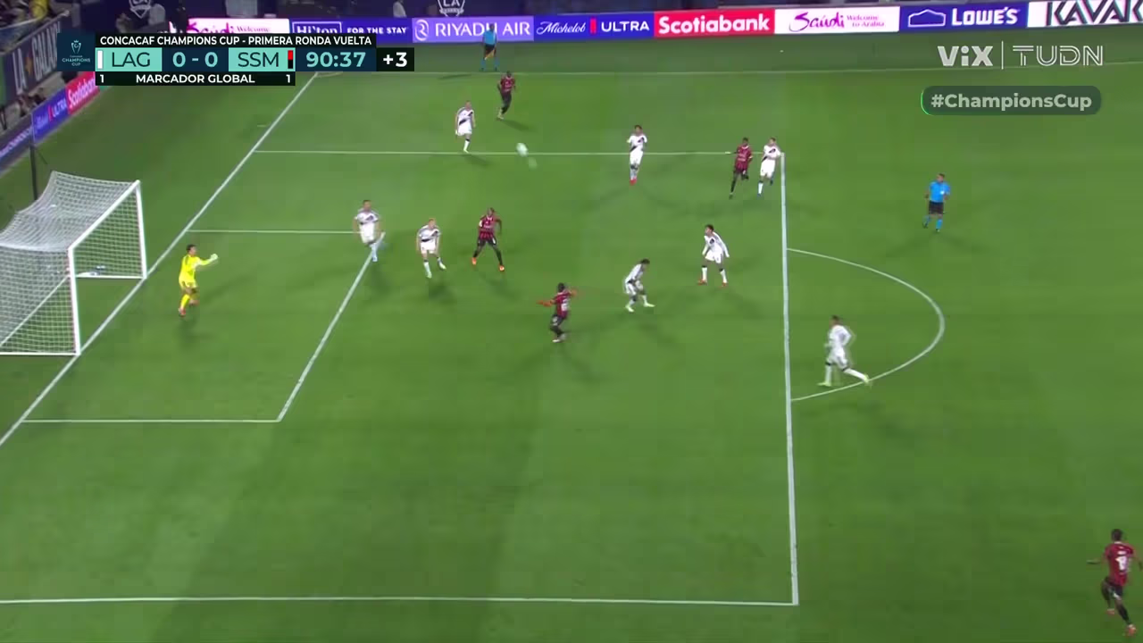 ¡El oso del torneo! Rowe estaba solo dentro del área y vuela su remate ...