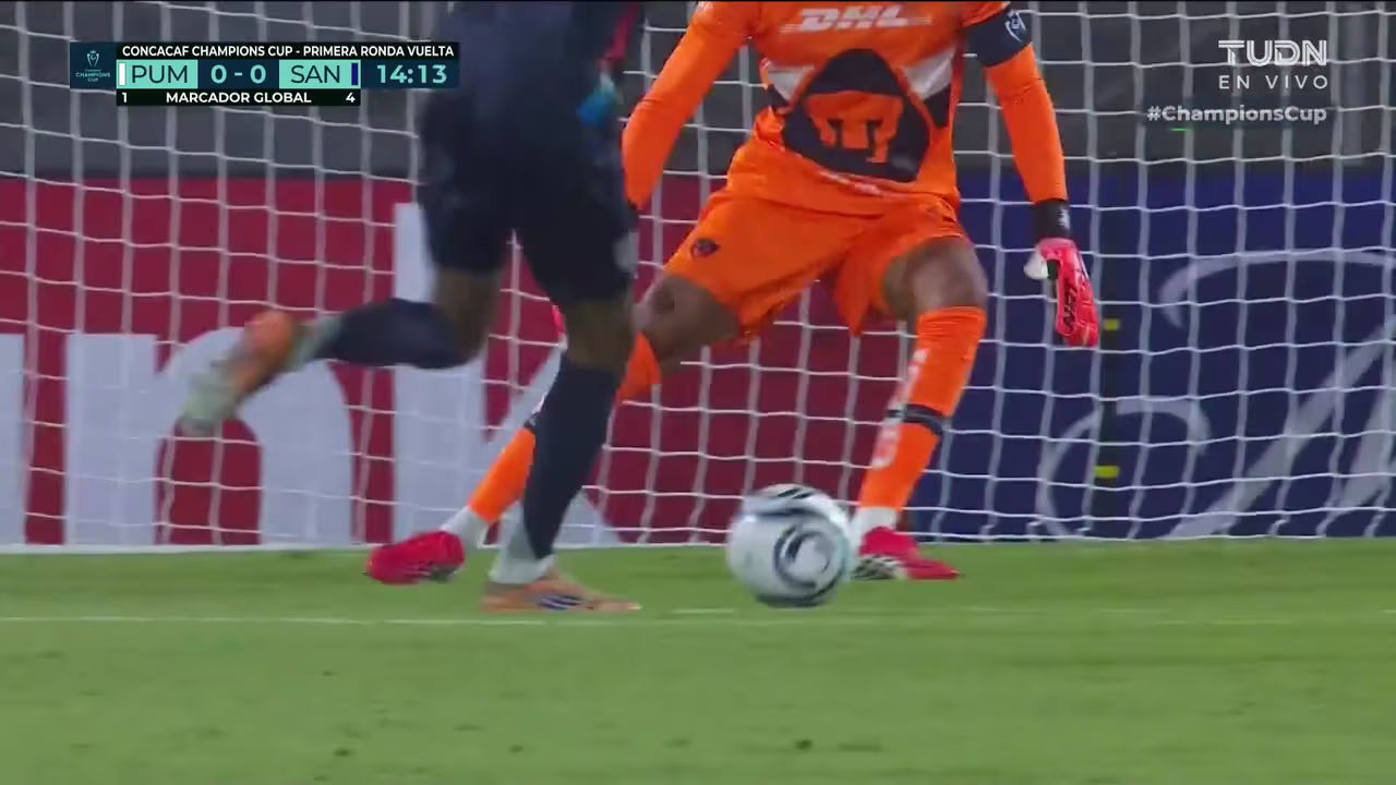 ¡El poste salva a Pumas! Pellegrino estrelló su remate en el poste ...