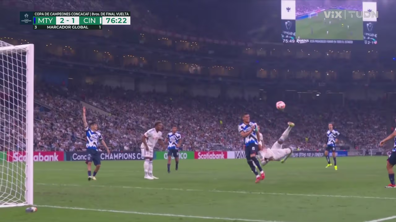 ¡Poste! Boupendza se tira la chilena y el remate fue al metal | TUDN ...