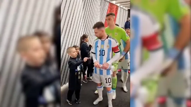 Lo que no se vio de Lionel Messi: niño le regala estampas y el 'Dibu ...