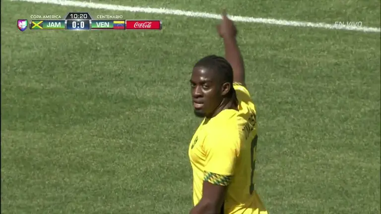 Uyy!! Clayton Donaldson dispara y para el portero | TUDN Copa América ...