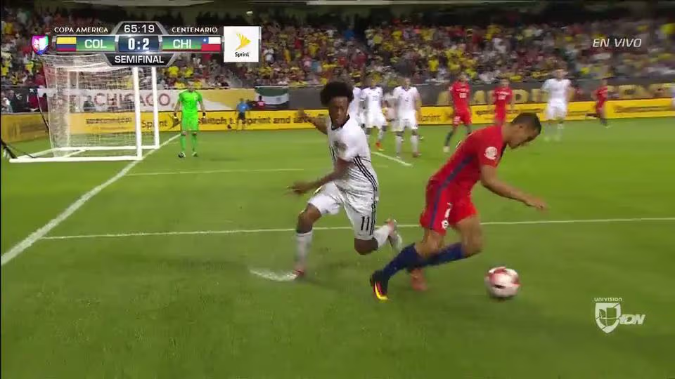 Uyy!! Erick Antonio Pulgar Farfán dispara y para el portero | TUDN Copa ...