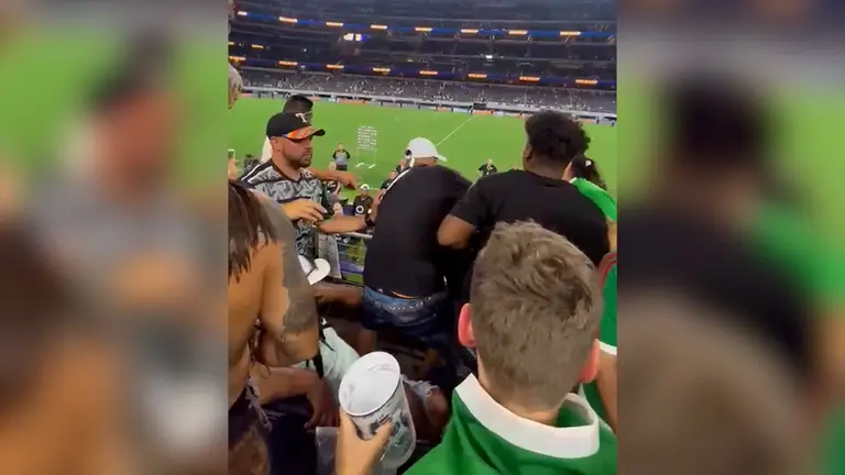 Antuna regala su playera y 'provoca' una trifulca | TUDN Copa Oro | TUDN