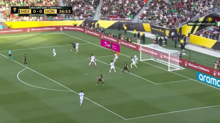 ¡Háblense! Menjivar chocó con su defensa pero Johan no pudo abrir el ...