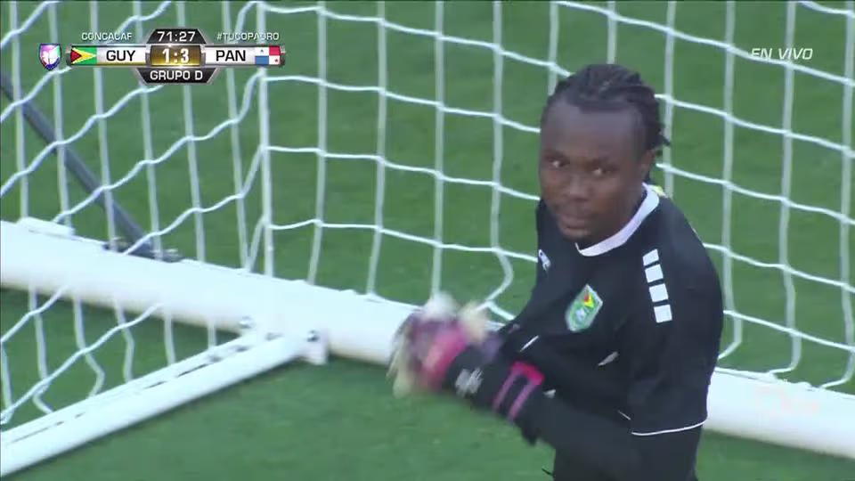 Jordan Dover despeja el balón y aleja el peligro | TUDN Copa Oro | TUDN