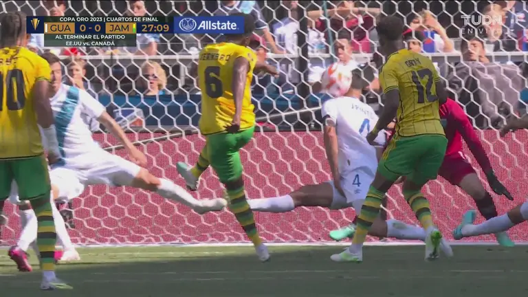 ¡Se rifó la integridad! Pinto le mete el cuerpo al disparo de Bernard ...