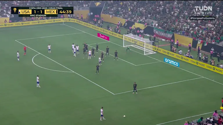 ¡TIRO ATAJADO! disparo por Alexander Freeman. | TUDN Copa Oro | TUDN