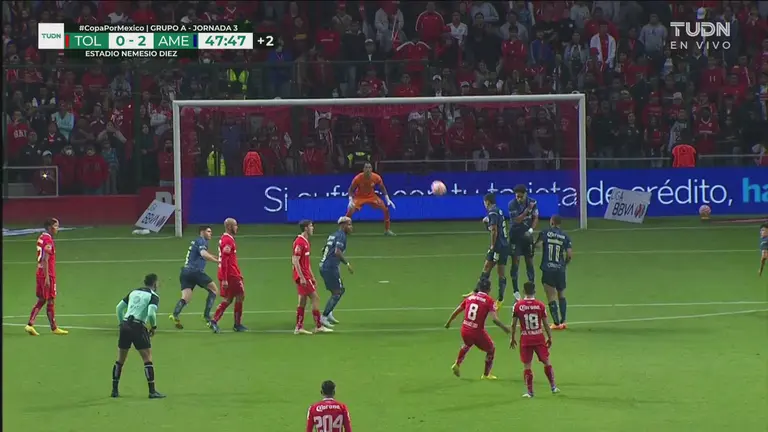 ¡El poste evita otro gol! Saucedo dispara de chanfle y el metal ...