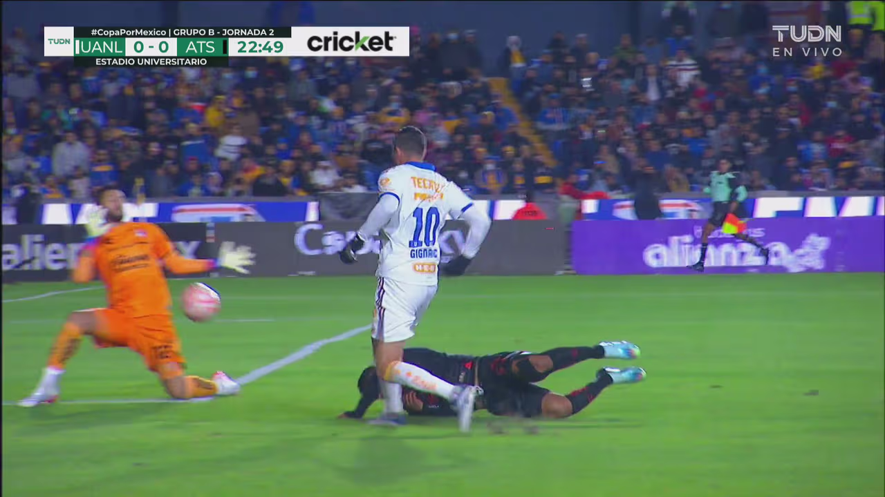 ¡Es una muralla! Gignac aguanta y remata, pero Camilo ataja el balón ...
