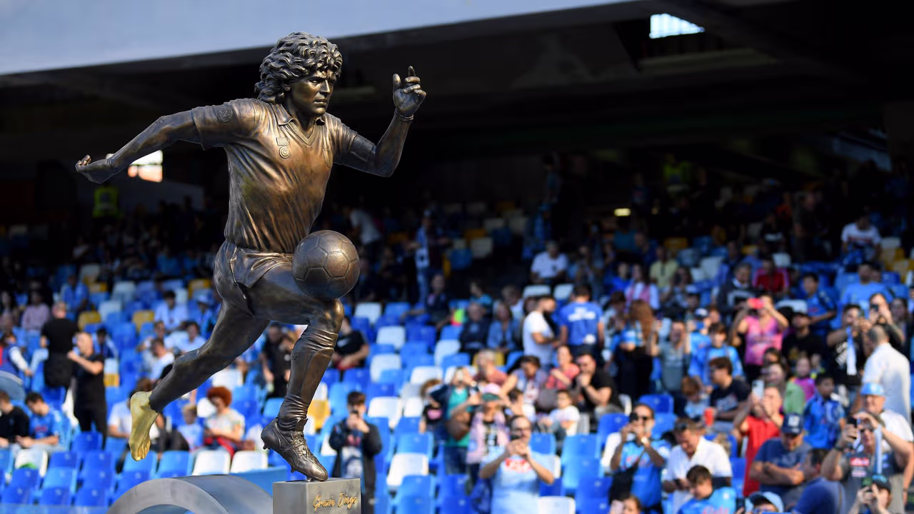 Devuelven estatua donada de Maradona no por fea, sino por cara | TUDN ...