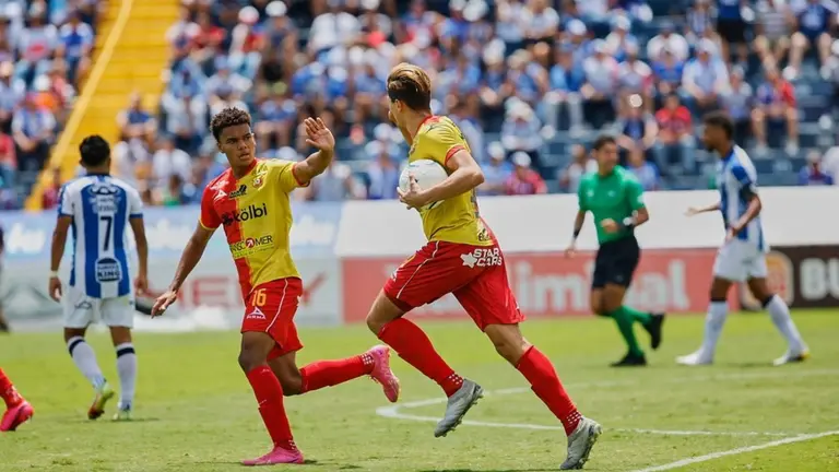 ¿El ‘9’ que necesita Chivas? Jesús Godínez es líder de goleo en Costa ...