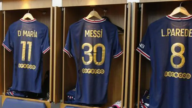 El PSG sorprende con nueva playera en homenaje a Messi por su Balón de ...