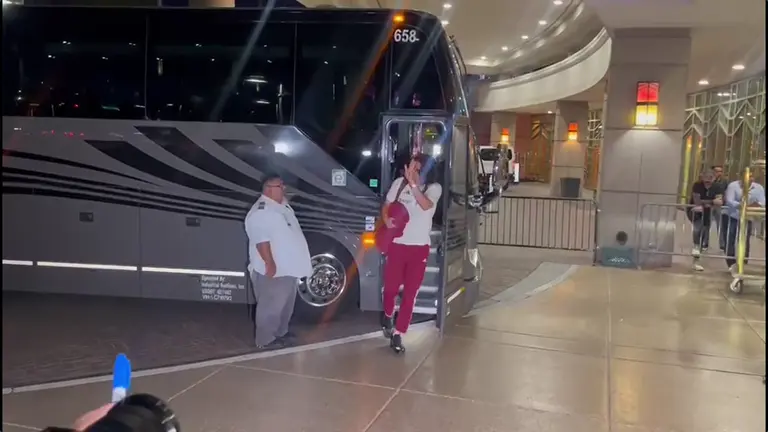 Unos cuantos fans reciben al Tri en Arizona para duelo ante Team USA ...