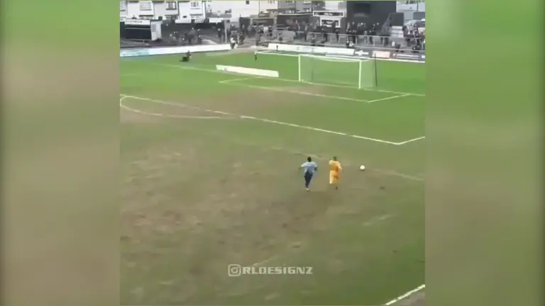 ¿Es Usain Bolt? Se hace un pase largo y burla a dos rivales de manera ...