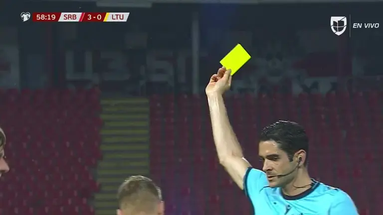Tarjeta amarilla. El árbitro amonesta a Domantas Simkus de Lithuania ...