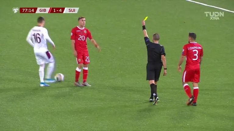 Tarjeta amarilla. El árbitro amonesta a Ethan Britto de Gibraltar ...