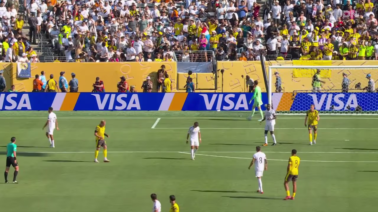 Vamos, hagan algo... Brandt manda muuuy desviado el balón | TUDN FIFA ...
