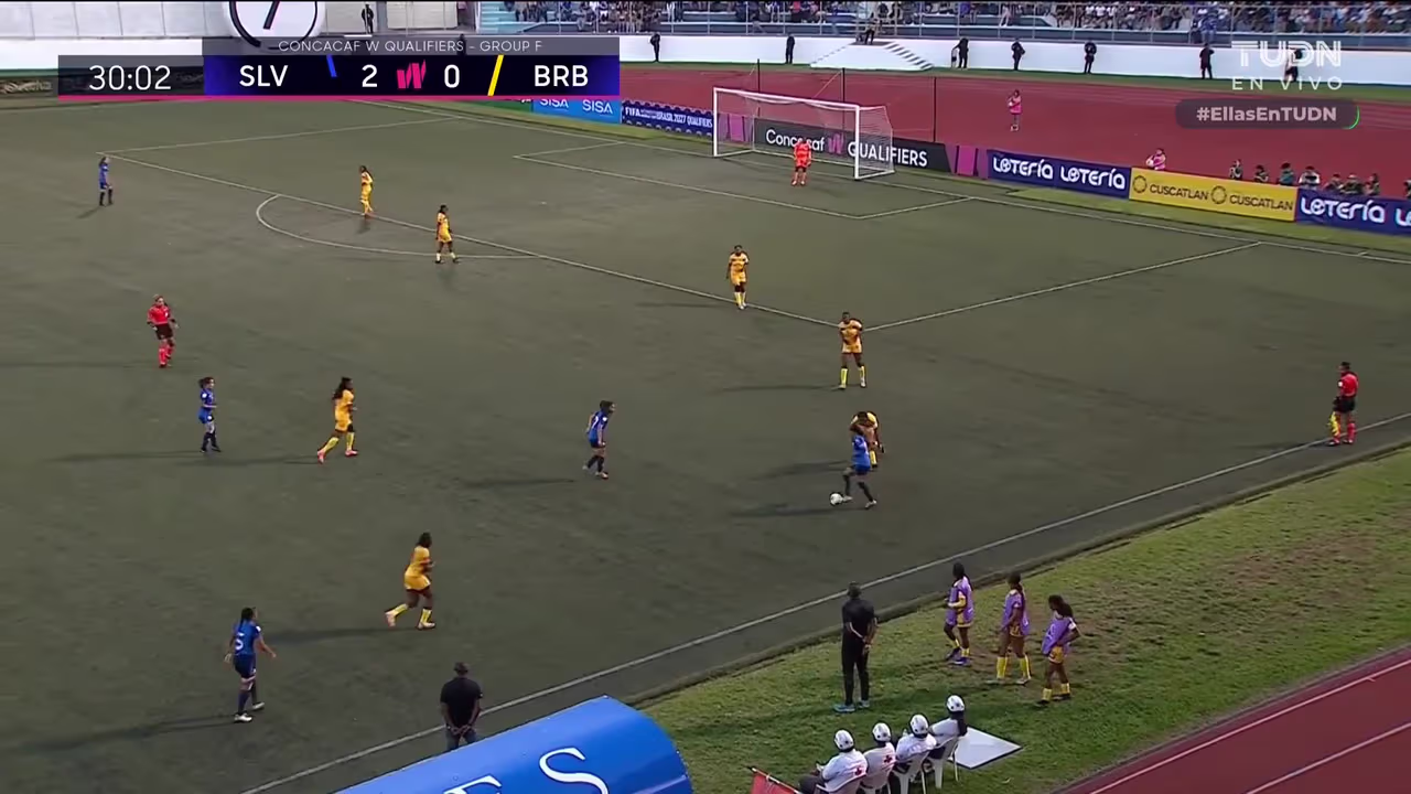 ¡Golazo de El Salvador! Victoria Sánchez se acomoda el esférico y saca ...