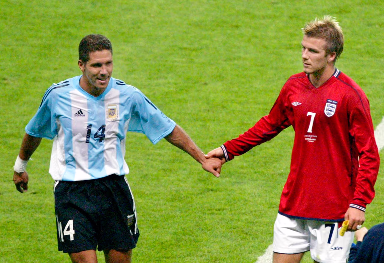 ¡Increíble! Cuando Beckham pateó a Simeone en un Mundial | TUDN Fútbol ...