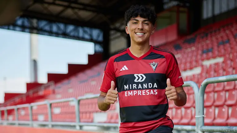 Jonathan Gómez es presentado con Mirandés y destaca sus raíces ...